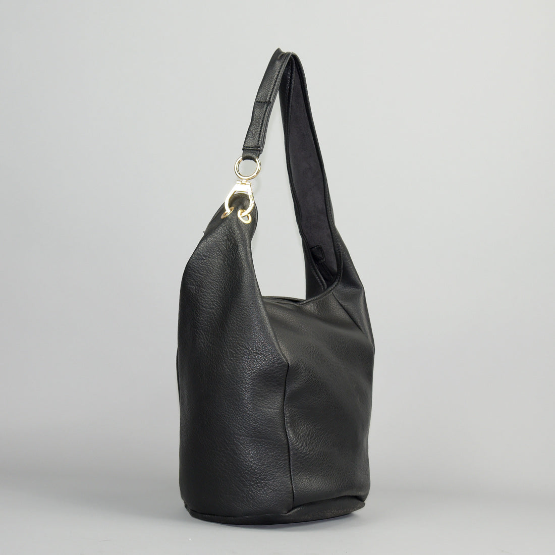 Sporty and versatile shoulder bag – Ty Style Inc.